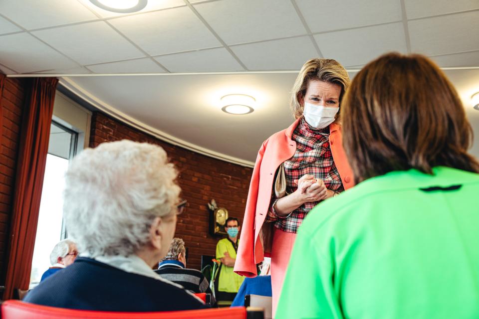 Koningin Mathilde las voor in de rusthuisklas in Vinkt | Iedereen Leest